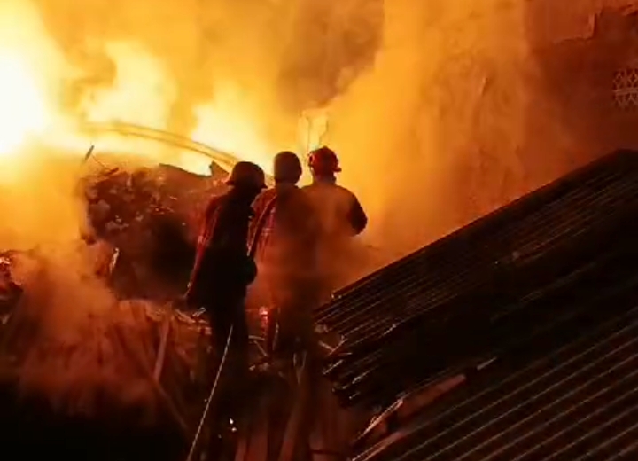 Kebakaran Hebat Hanguskan Kilang Kayu dan Gudang Solar di Pekanbaru, Kerugian Capai Rp 1,5 Miliar